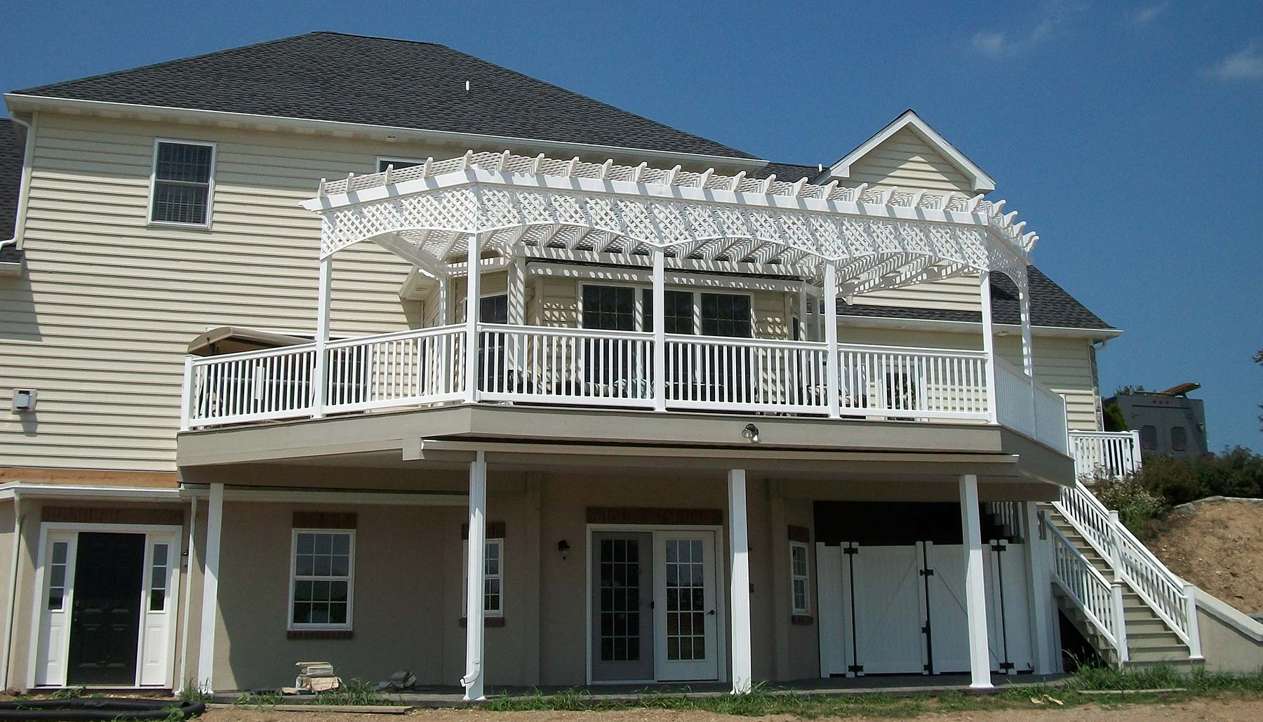 Yard & Picket Fence | KVT Keystone Vinyl Fence